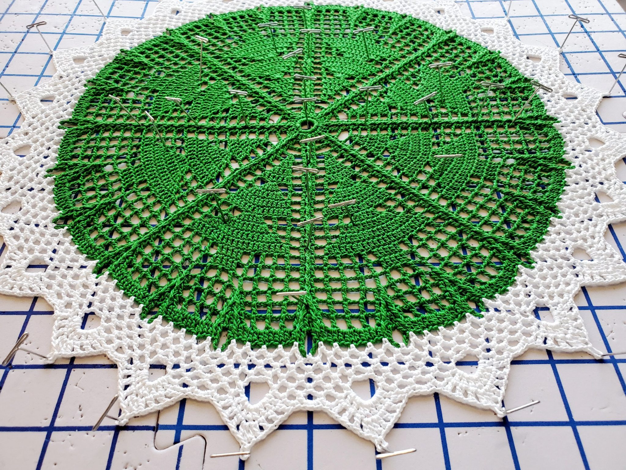 Christmas Tree doily - HandmadebyRaine