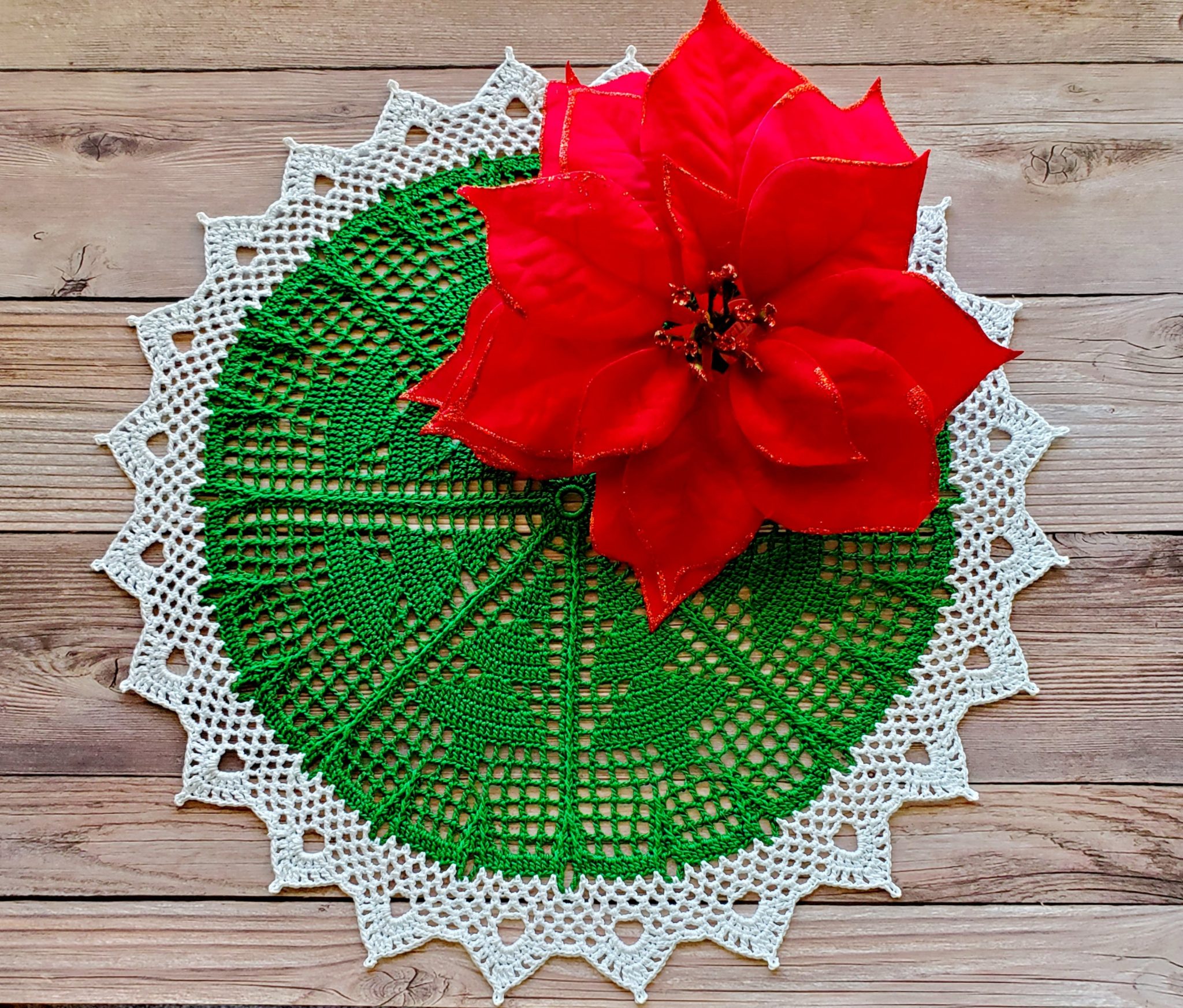 Christmas Tree doily - HandmadebyRaine