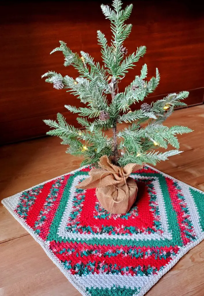 16 Free Christmas Crochet Patterns - HandmadebyRaine