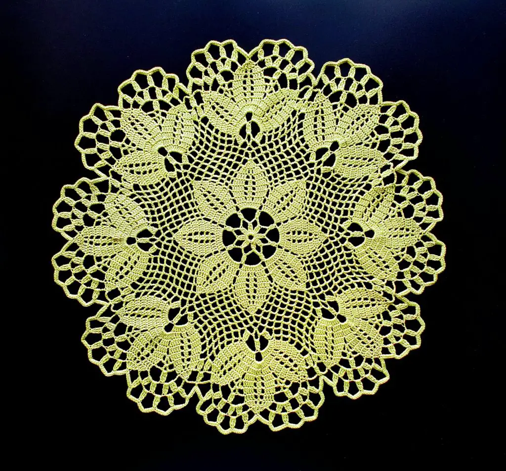Spring leaf doily - HandmadebyRaine